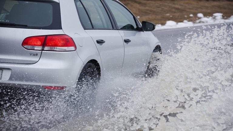 Aquaplaning, what it is and how to avoid it - Car Pro